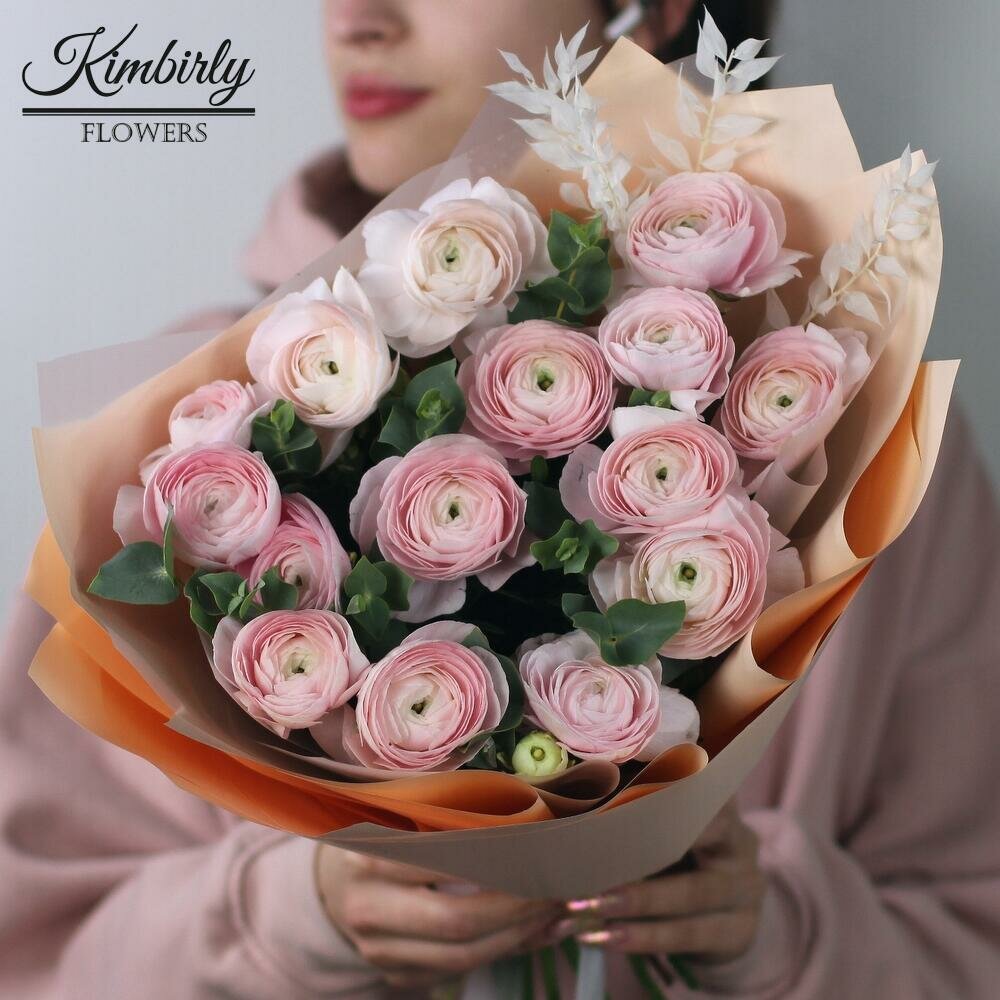 Букет живых цветов из нежных ранункулюсов, лютиков, эвкалипта, цвет розовый, светлый, 15 шт, арт 319