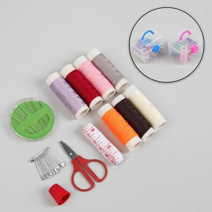 Набор для шитья в пластиковой коробке.