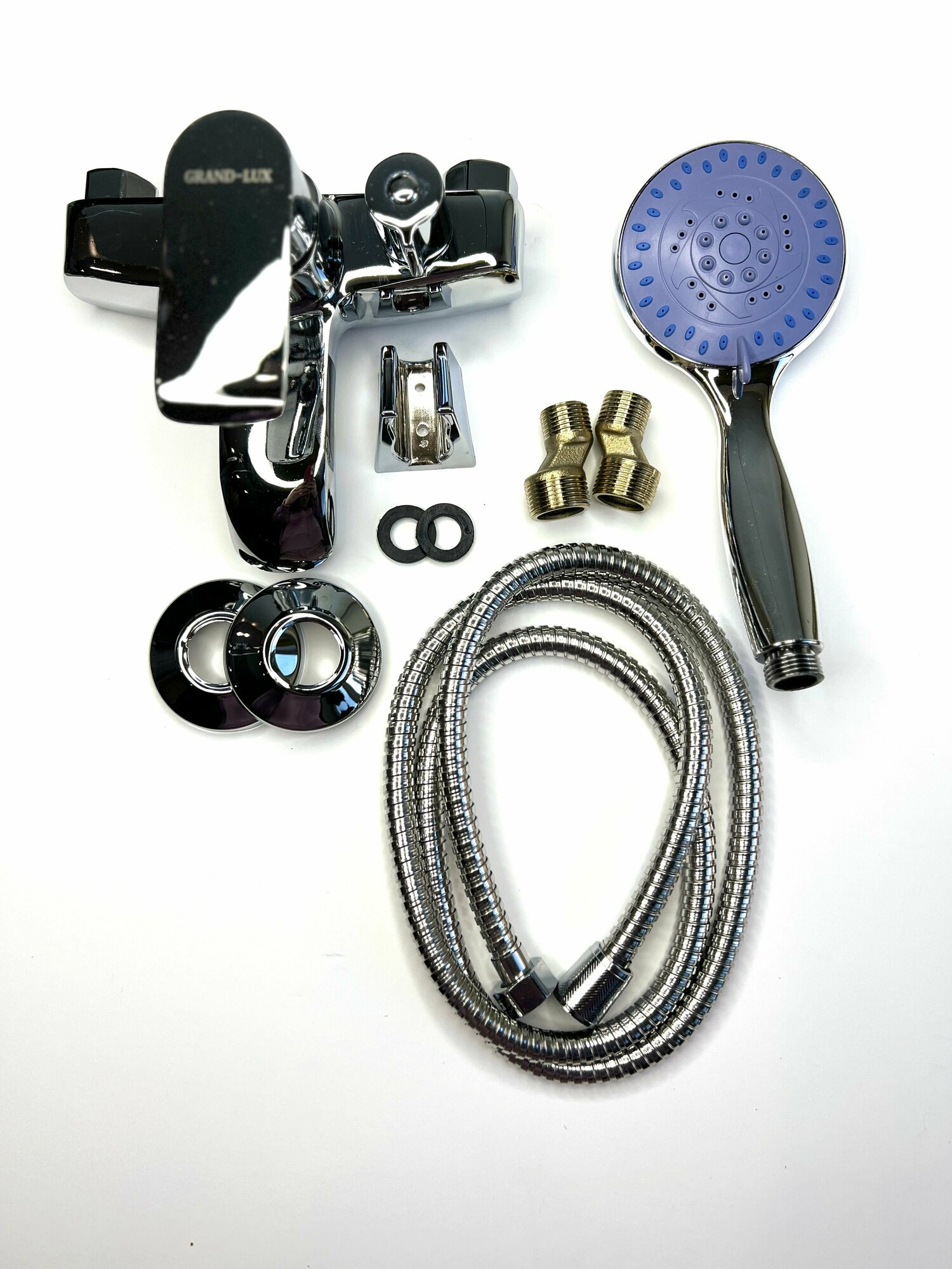 Смеситель с коротким изливом Grand-Lux для ванны или душа со шлангом и лейкой.