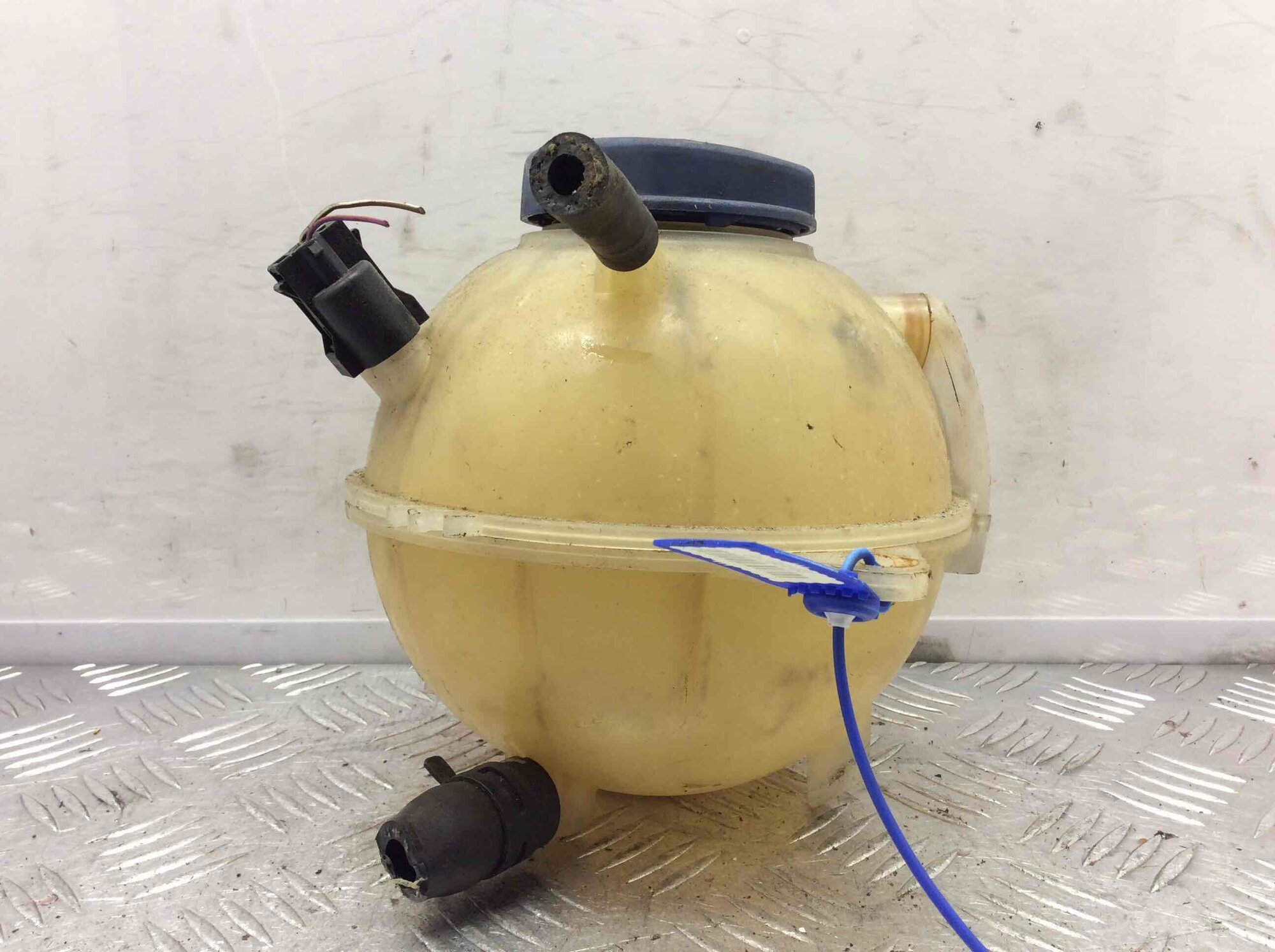 Б/У Бачок расширительный Volkswagen Golf 4 поколение (1997-2004) 2002 г.