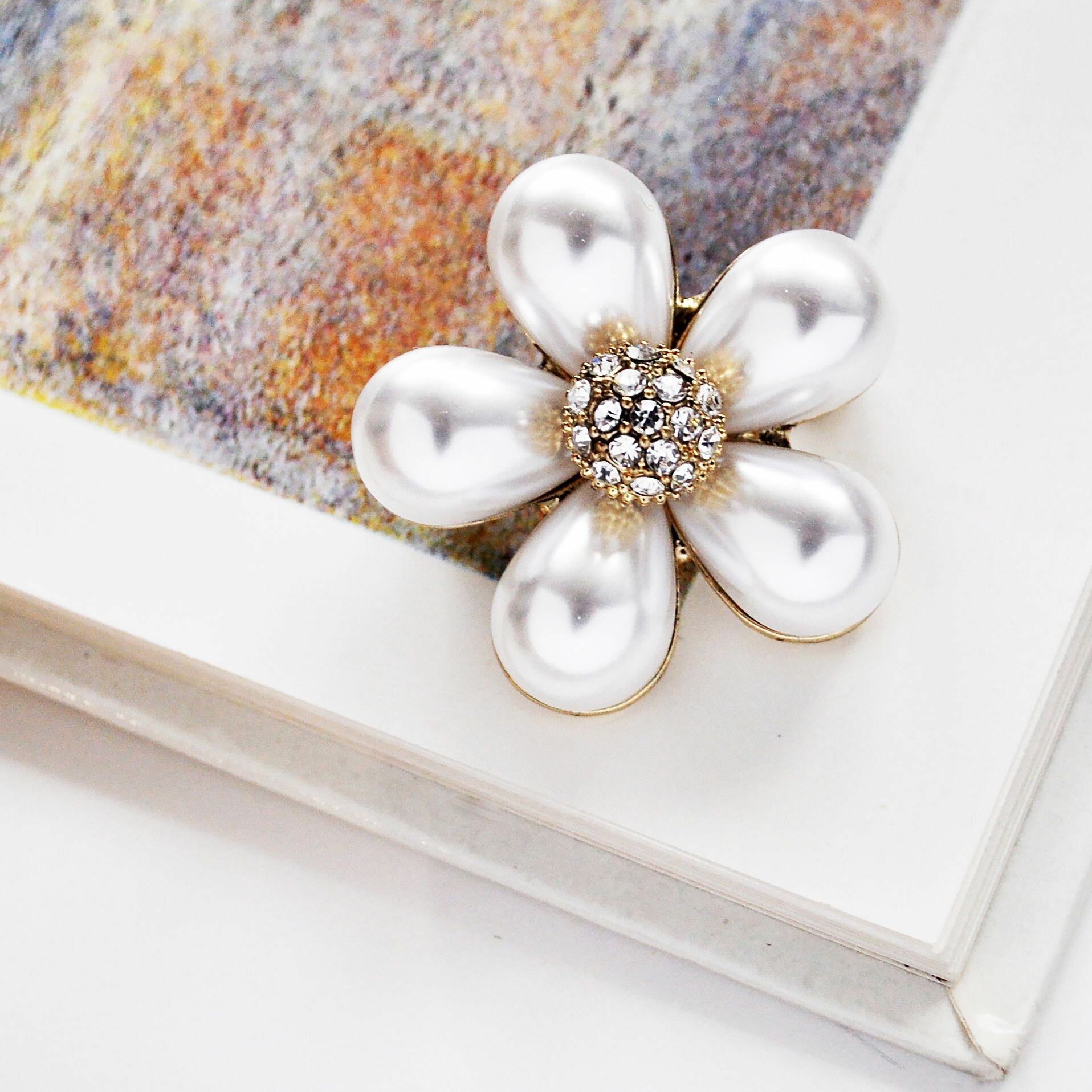 Брошь, стразы