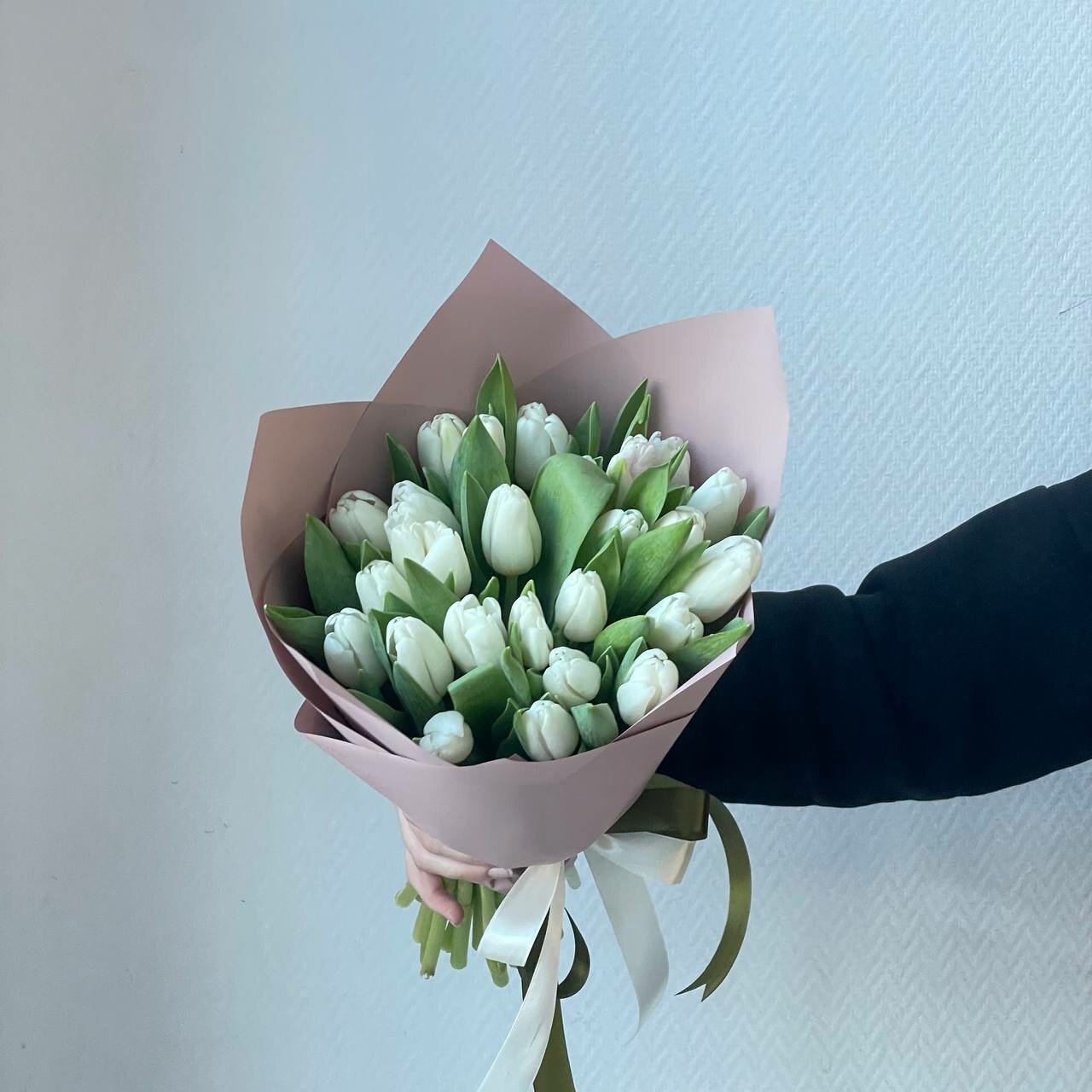 Монобукет, 25 тюльпанов, белый, высота 30см, на стеблях