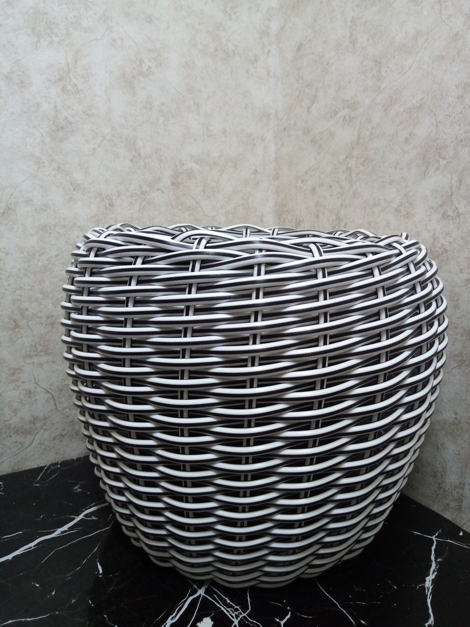 Вазоны из ротанга украсят ваш дом или сад.