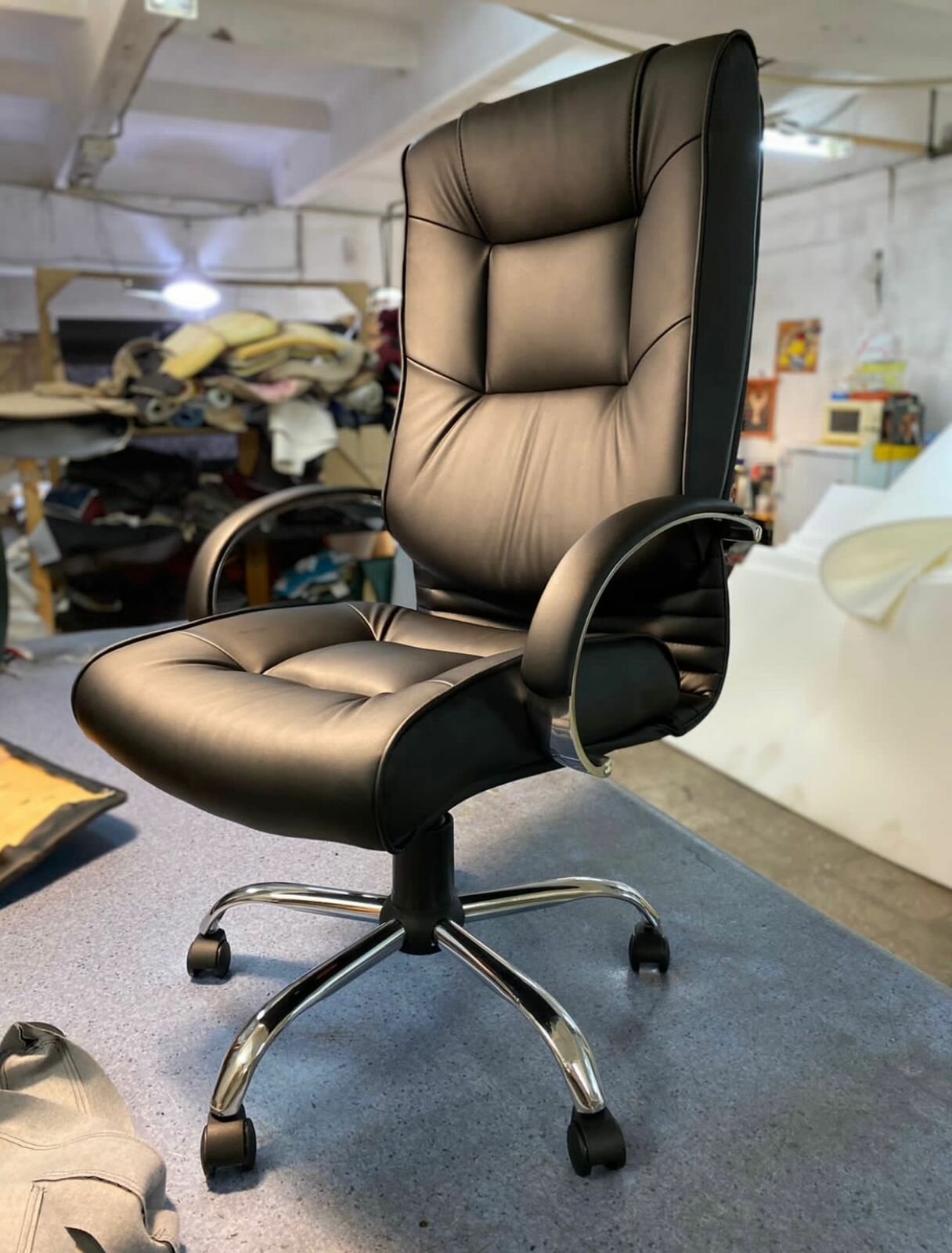 Офисное кресло Билл Хром 0401, кресло руководителя, компьютерное кресло на колесиках с подлокотниками