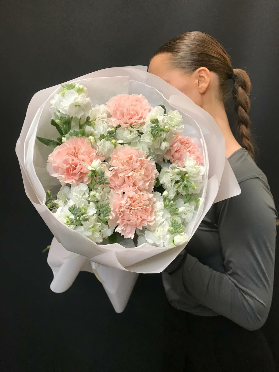 Букет из гвоздики и маттиолы PROTEA- Студия Цветов