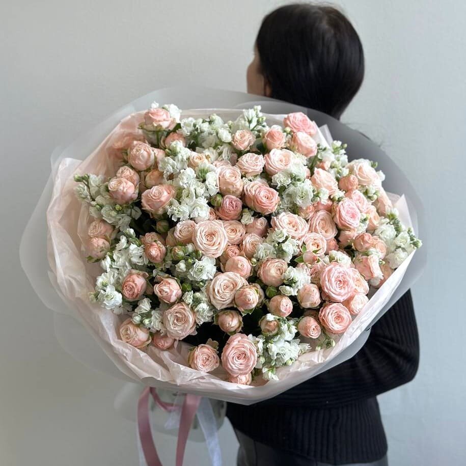 Букет Амелия, маттиола и пионовидные розы, белый, бежевый, в подарочной упаковке