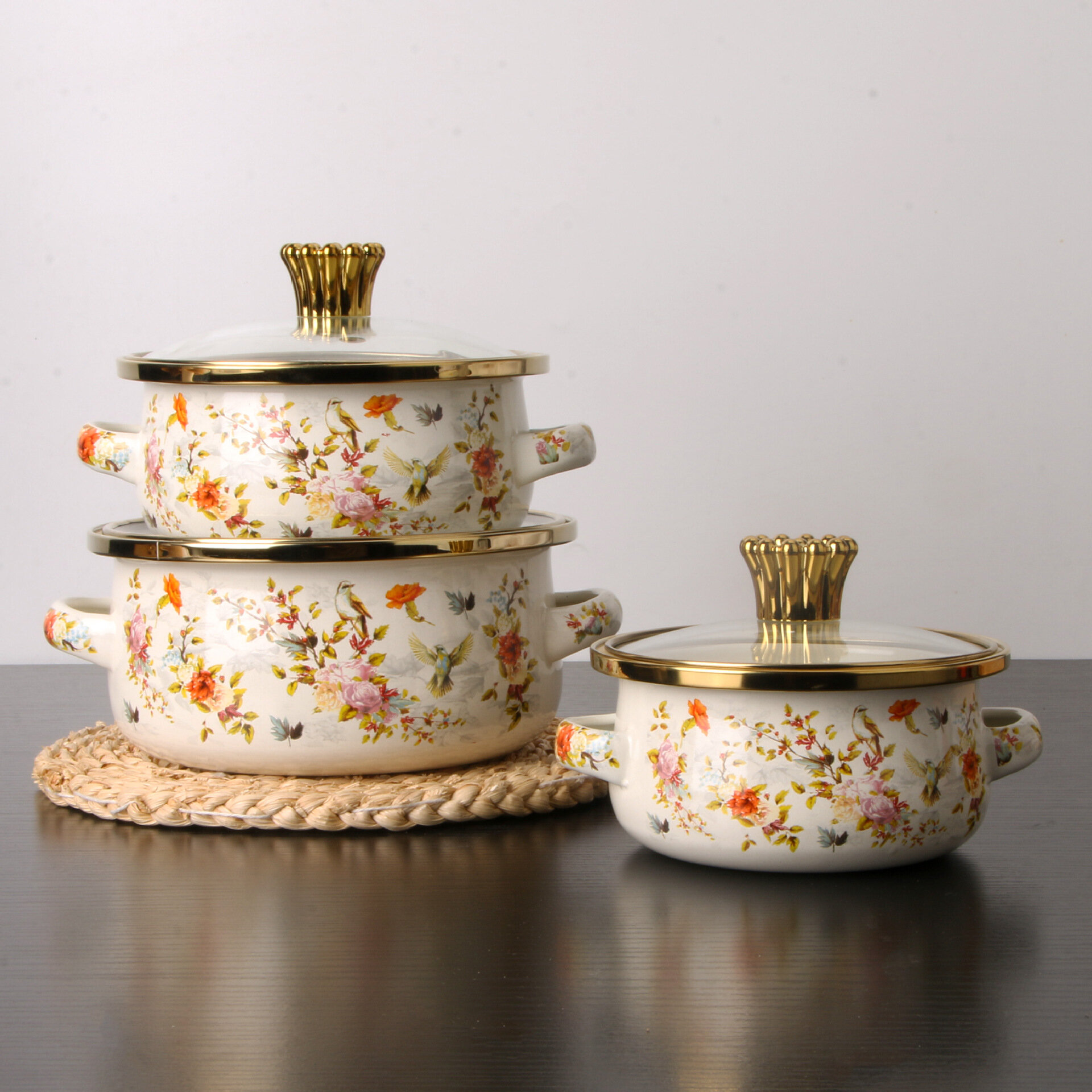 Набор из трех частей: бинауральная эмалированная кастрюля, эмалированная кастрюля для супа