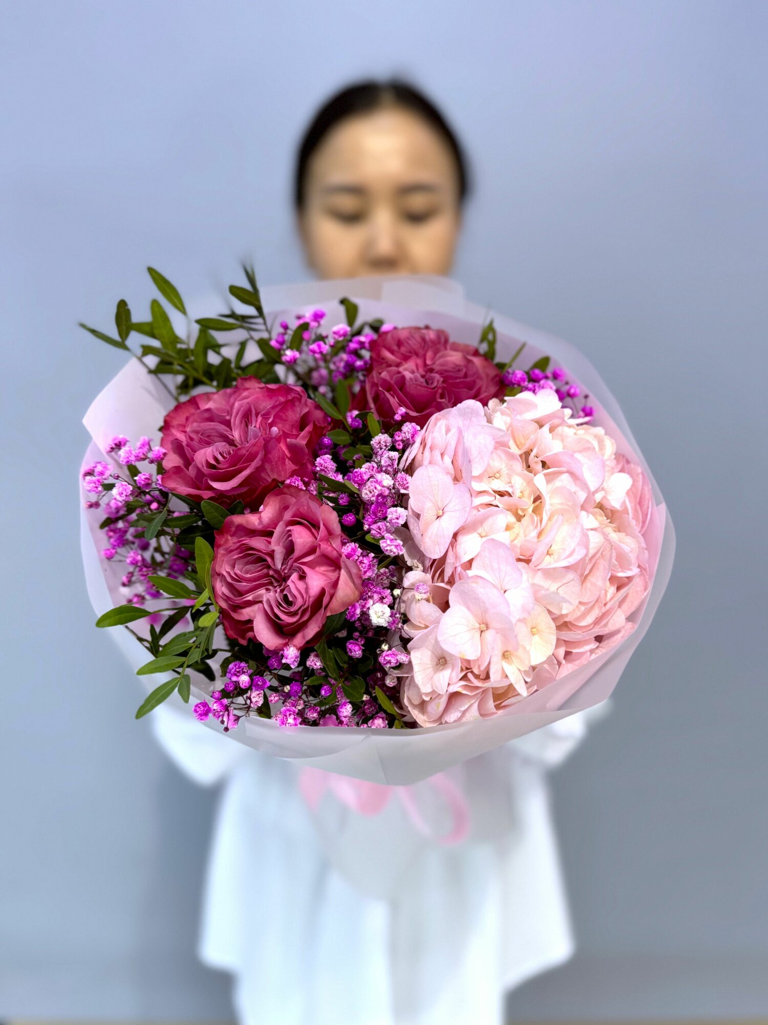 Авторский букет пионовидных роз Кантри с гортензией и гипсофилой