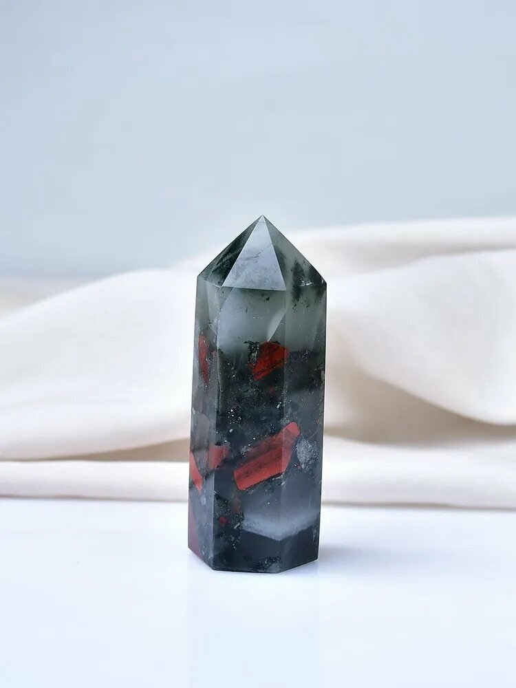 Натуральный камень "Африканский кровавик", энергетическая колонна (5-6 см, 1 шт)