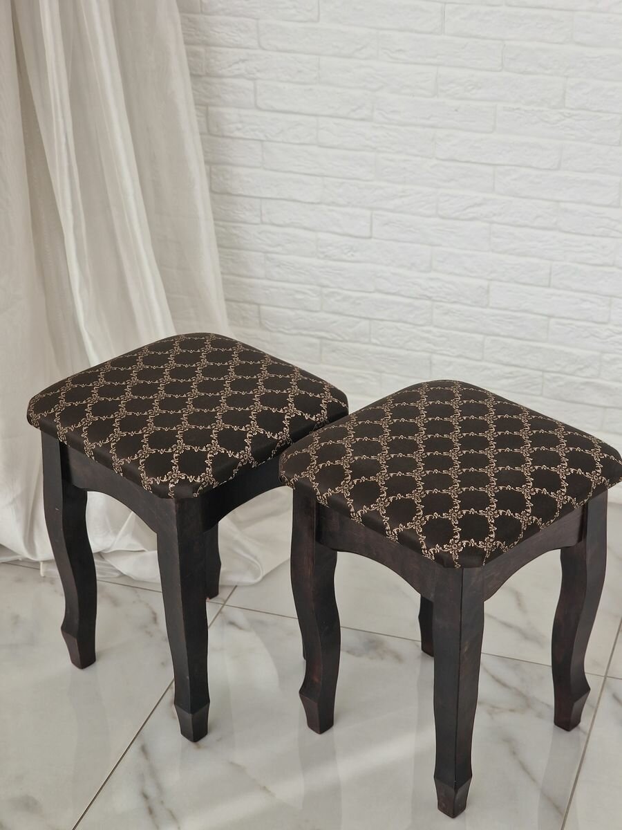 Комплект мягких деревянных табуретов для кухни