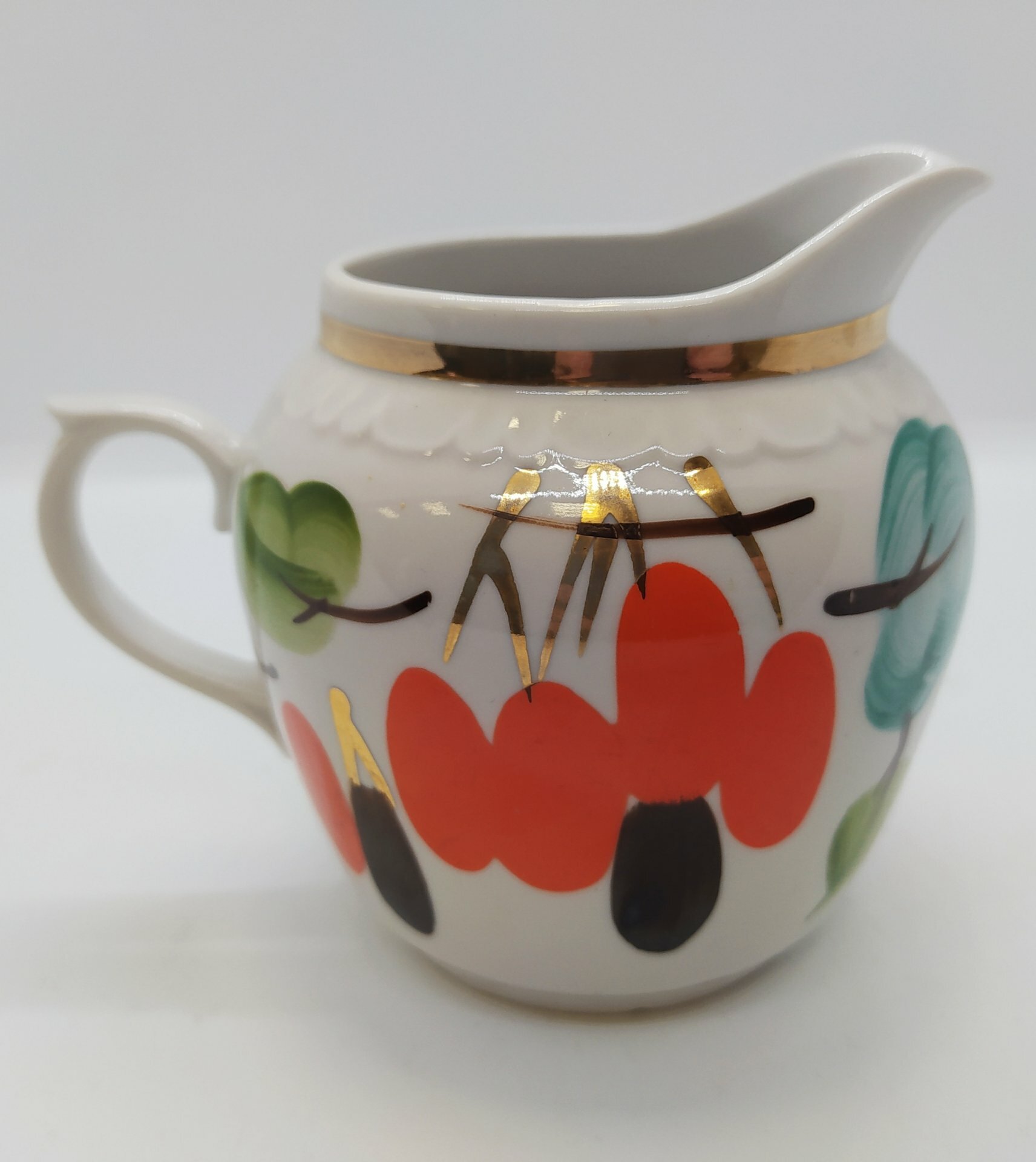 Молочник с изображением барбариса, фарфор, роспись, крытье, золочение