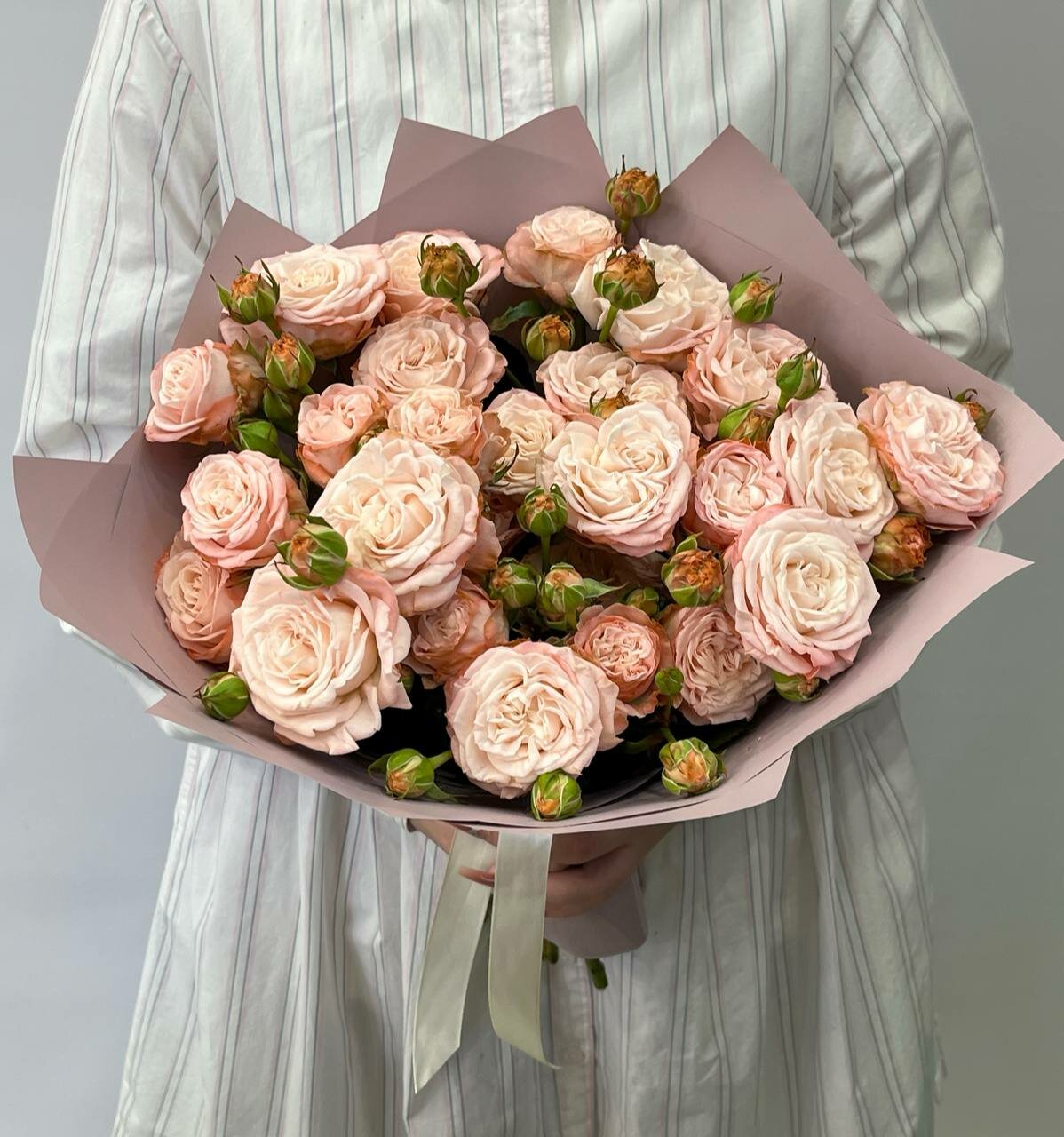 Букет из пионовидных кустовых роз «Ангельский восторг» - 31 шт