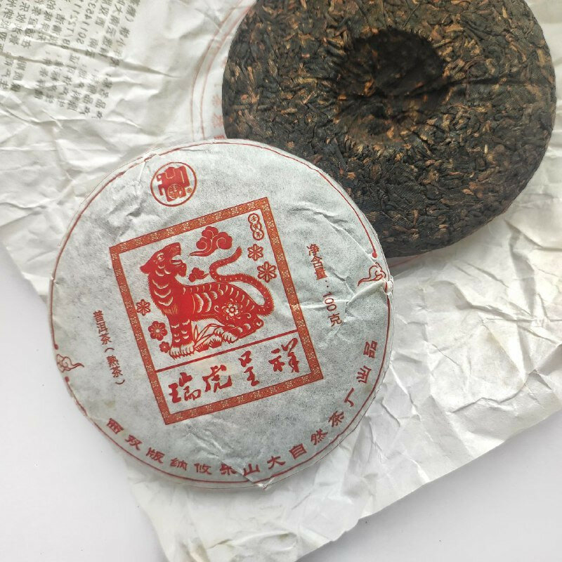 Шу пуэр "Год Тигра", блин 100 гр, фабрика Цзинхун, 2022г