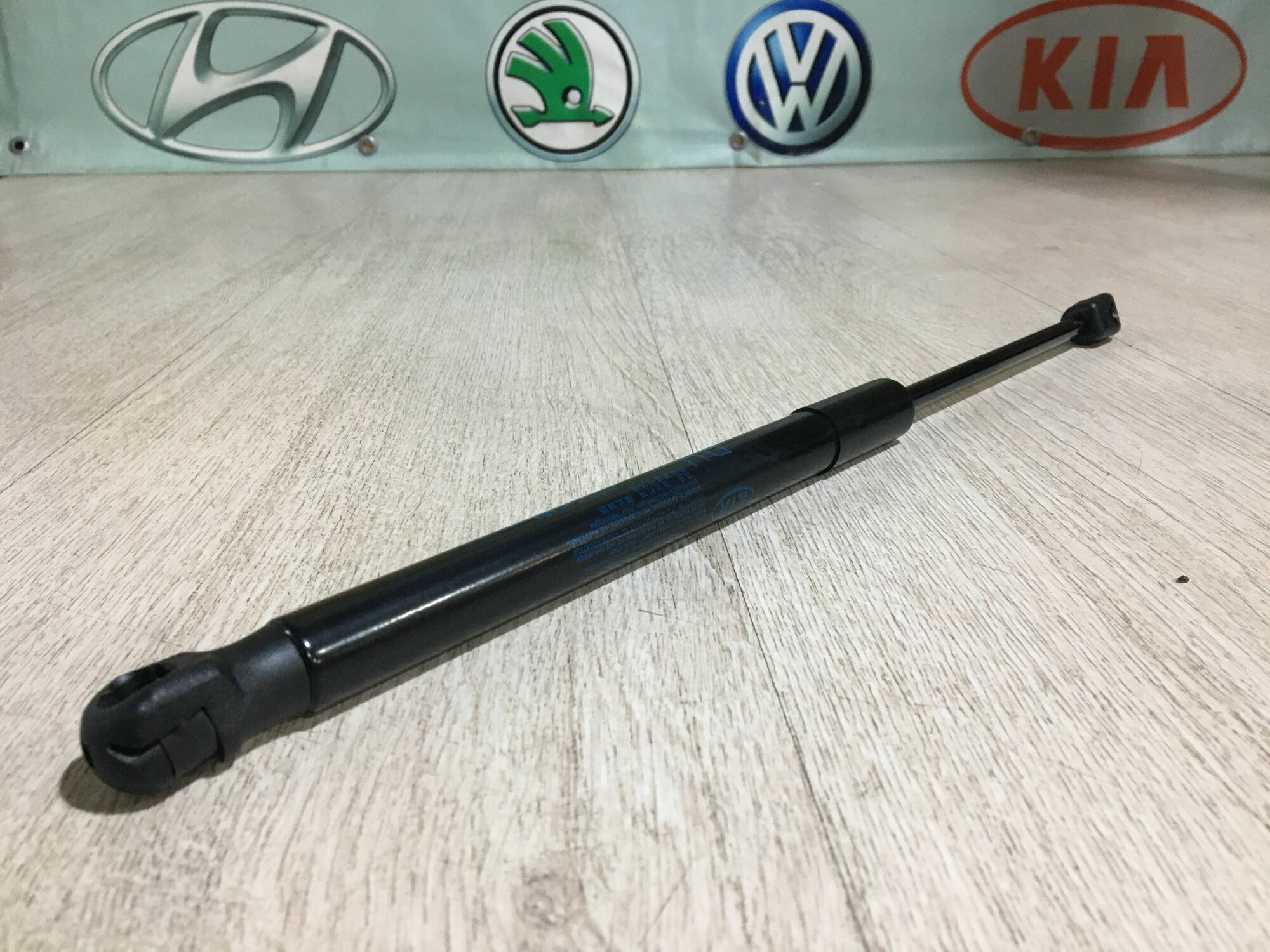 Стойка амортизатор багажника правый оригинал Kia Rio 3 Киа Рио 11-17 хэтчбек
