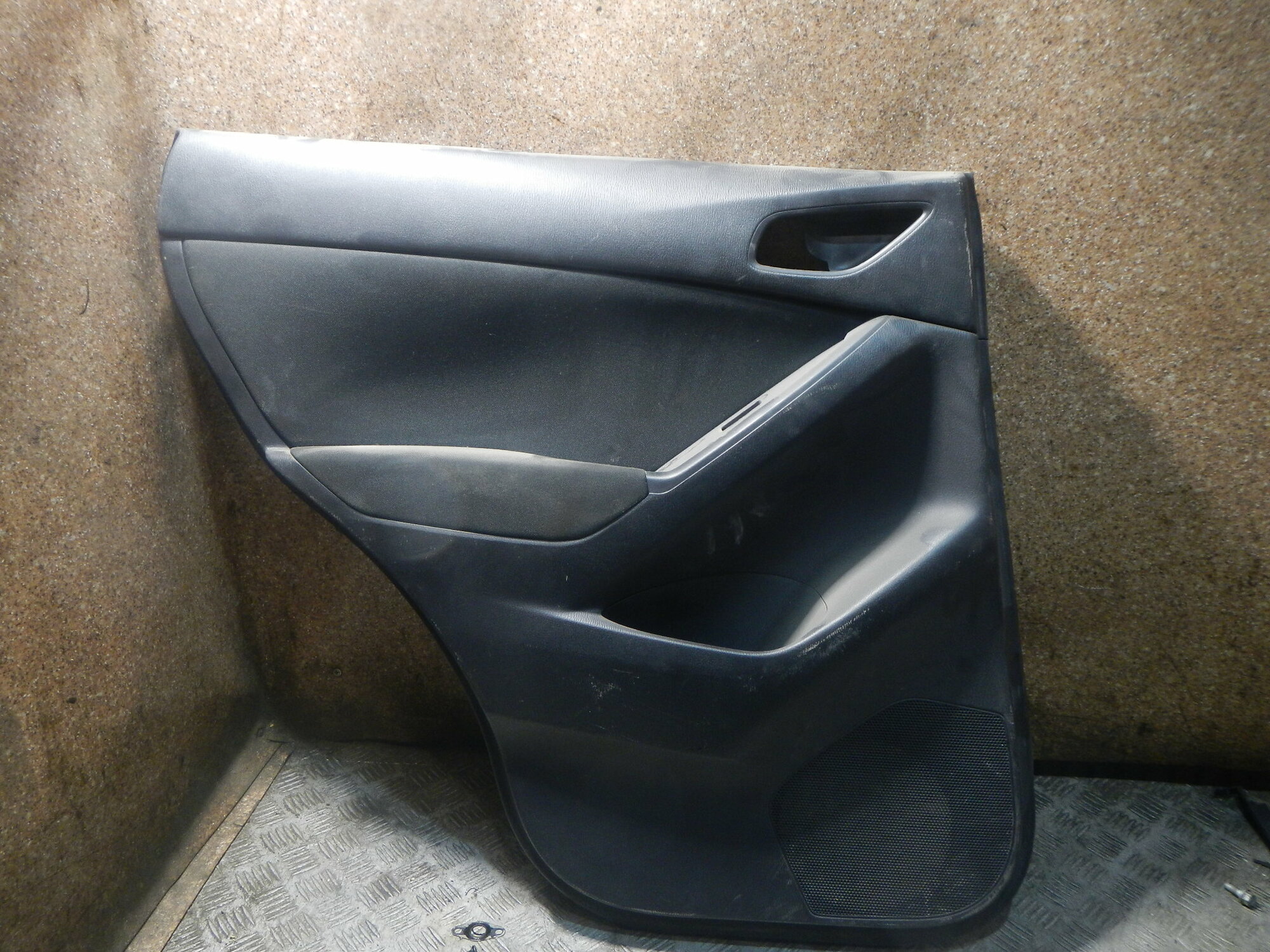 Б/У Обшивка двери задней левой, Mazda (Мазда)-CX-5 (12-) MAZDA CX-5 (12-) Грязная, потертости. 560119 MAZDA арт. KD4568550E