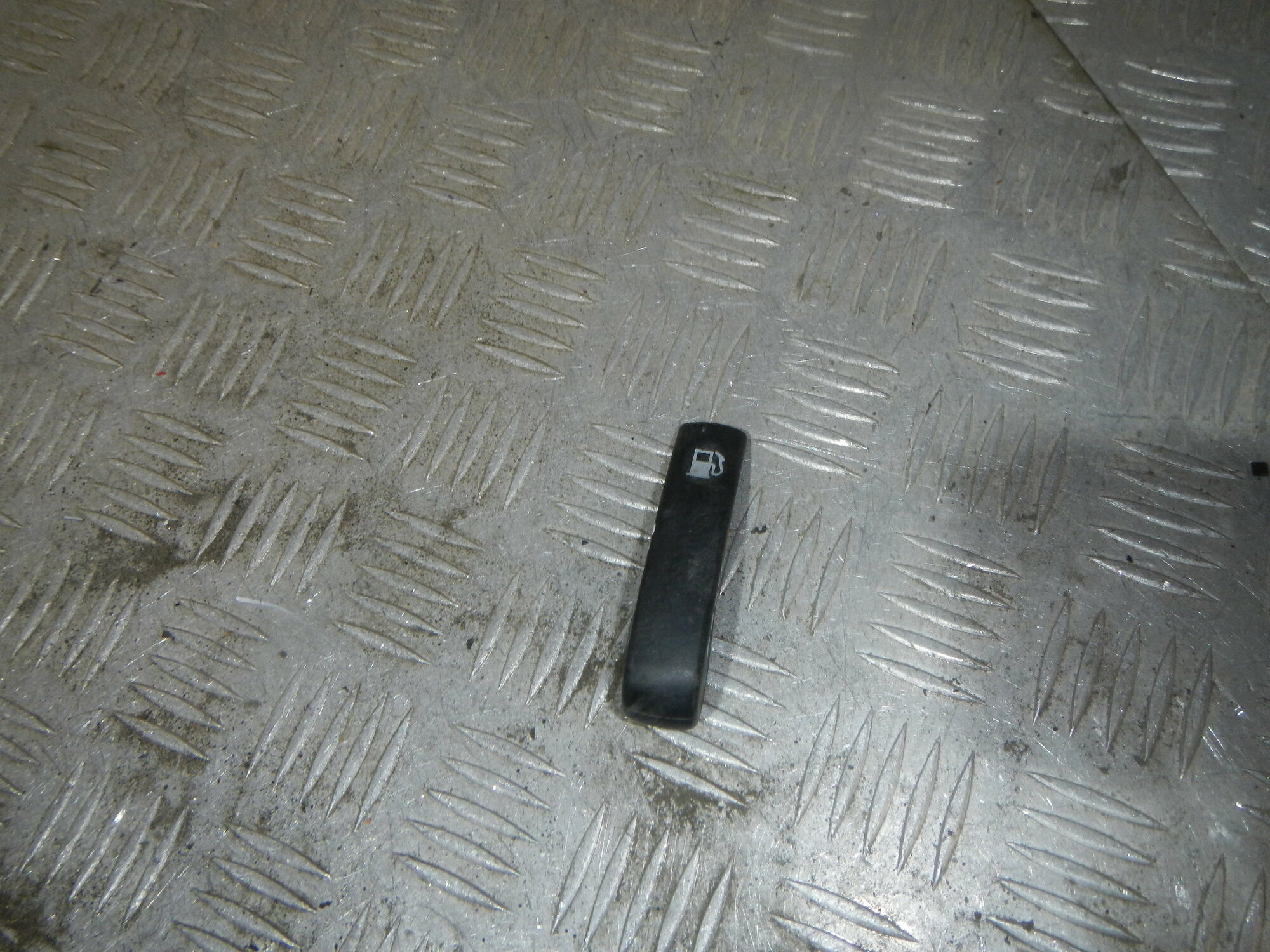 Б/У Ручка открывания лючка бензобака, Renault (Рено)-LOGAN (14-) RENAULT LOGAN (14-) Без повреждений. 584274 RENAULT арт...