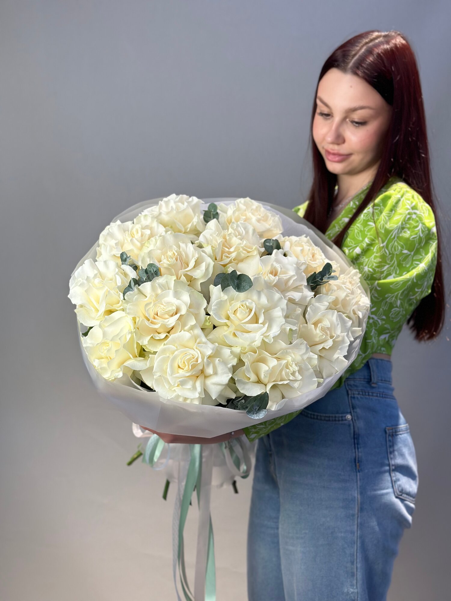 Пышный монобукет белых французских вывернутых роз эквадор с добавлением эвкалипта