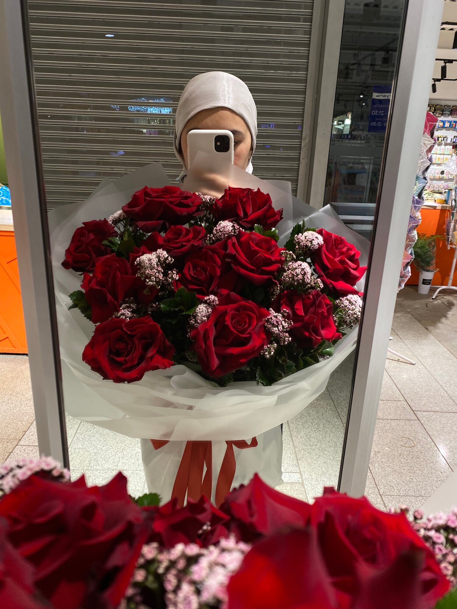 Букет живых цветов NURA FLOWERS "XXL", из гвоздик 2 и 11 французских роз , на стеблях