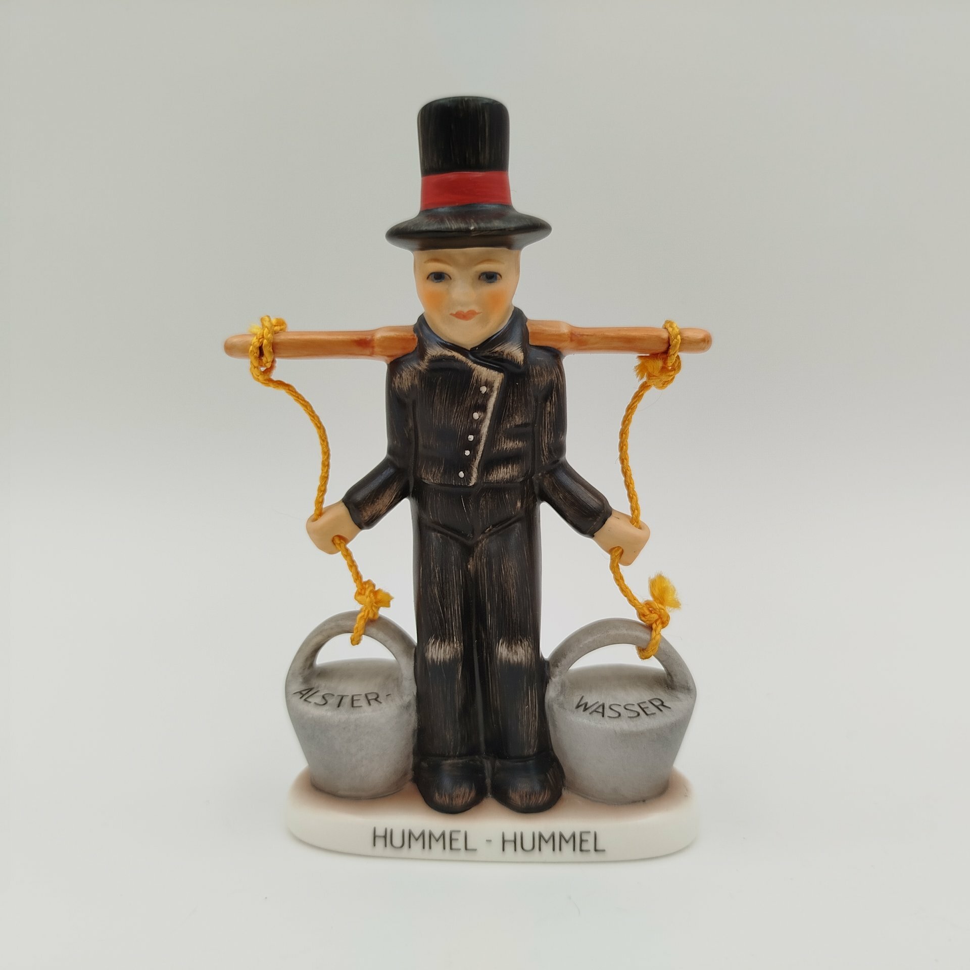 Статуэтка "Водонос (Alster Wasser)", M.I. Hummel Membership, фарфор, роспись, Goebel, Германия, 1993-1998 гг.