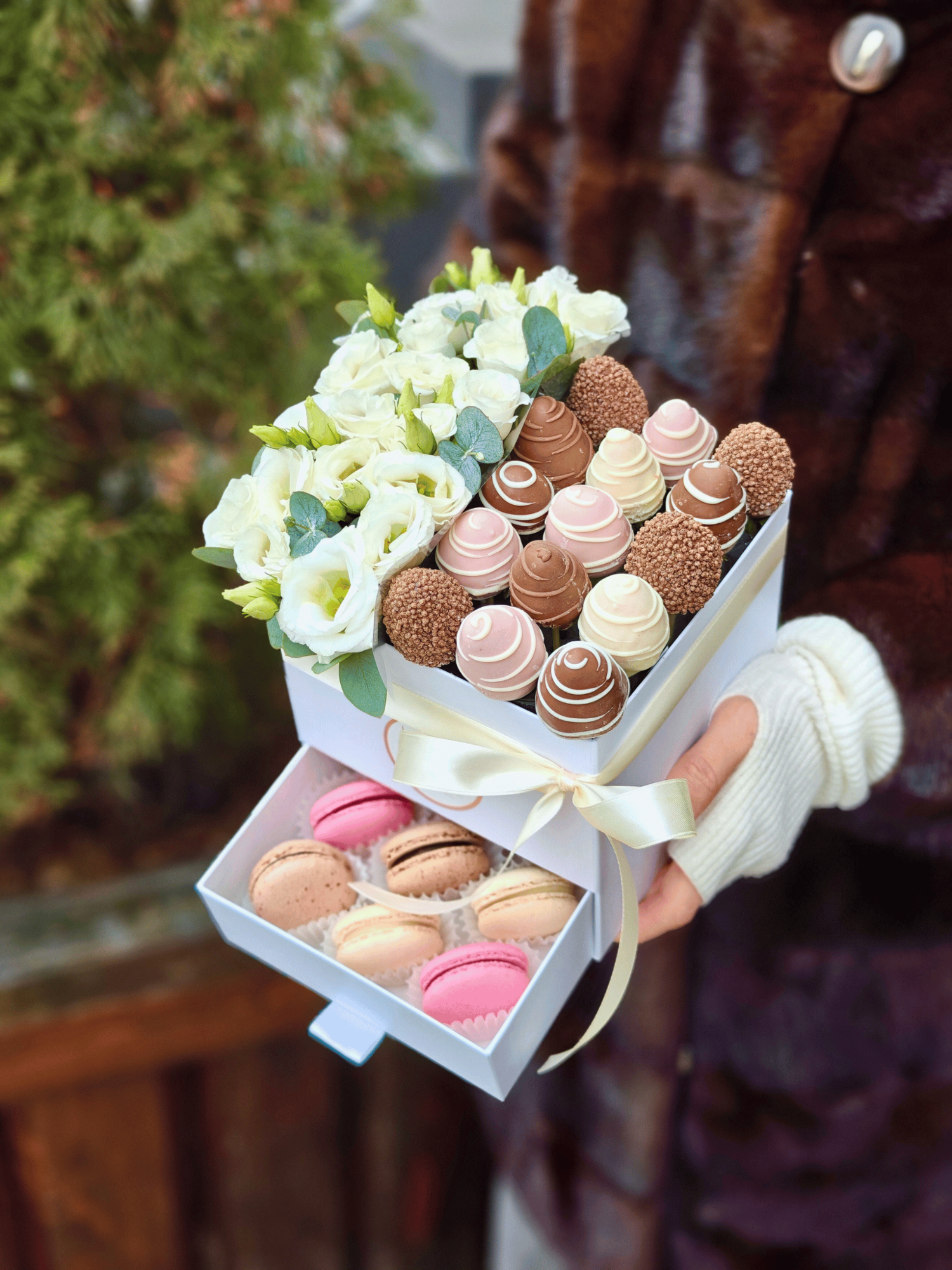 Шкатулка 3в1 с клубникой в белом, розовом и молочном шоколаде, темный рис, 9 макаронс, эустома, эвк, Morning 3, M размер