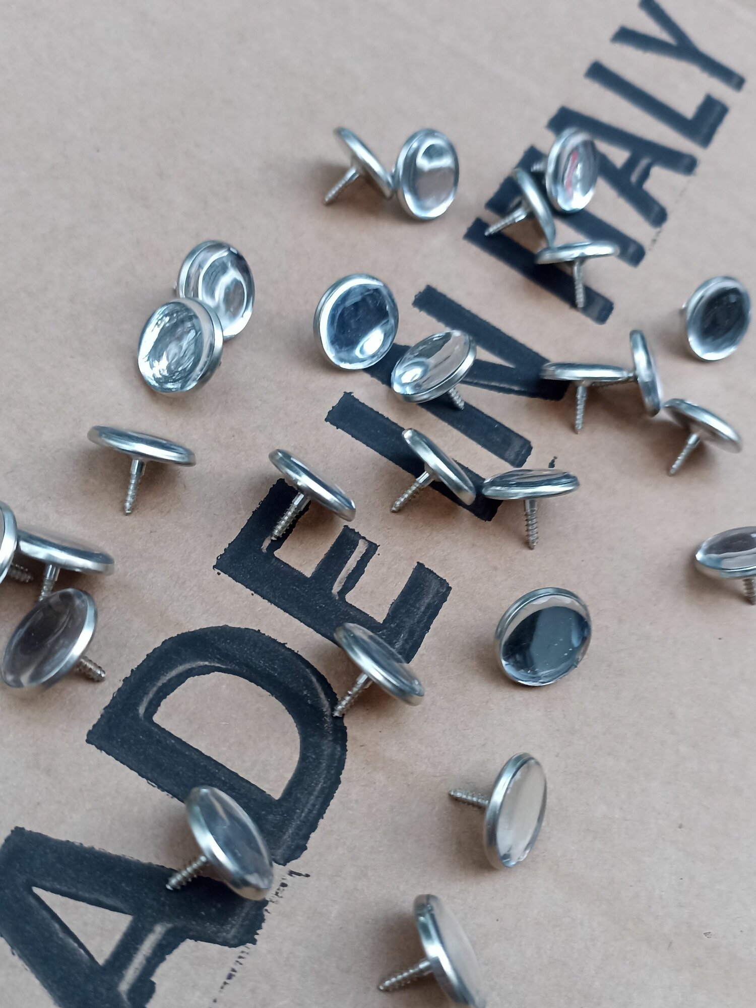 Кнопки 27 шт. Зеркальные с впаянным шурупом, D15х d2 для правой клавиатуры гармони 27х25