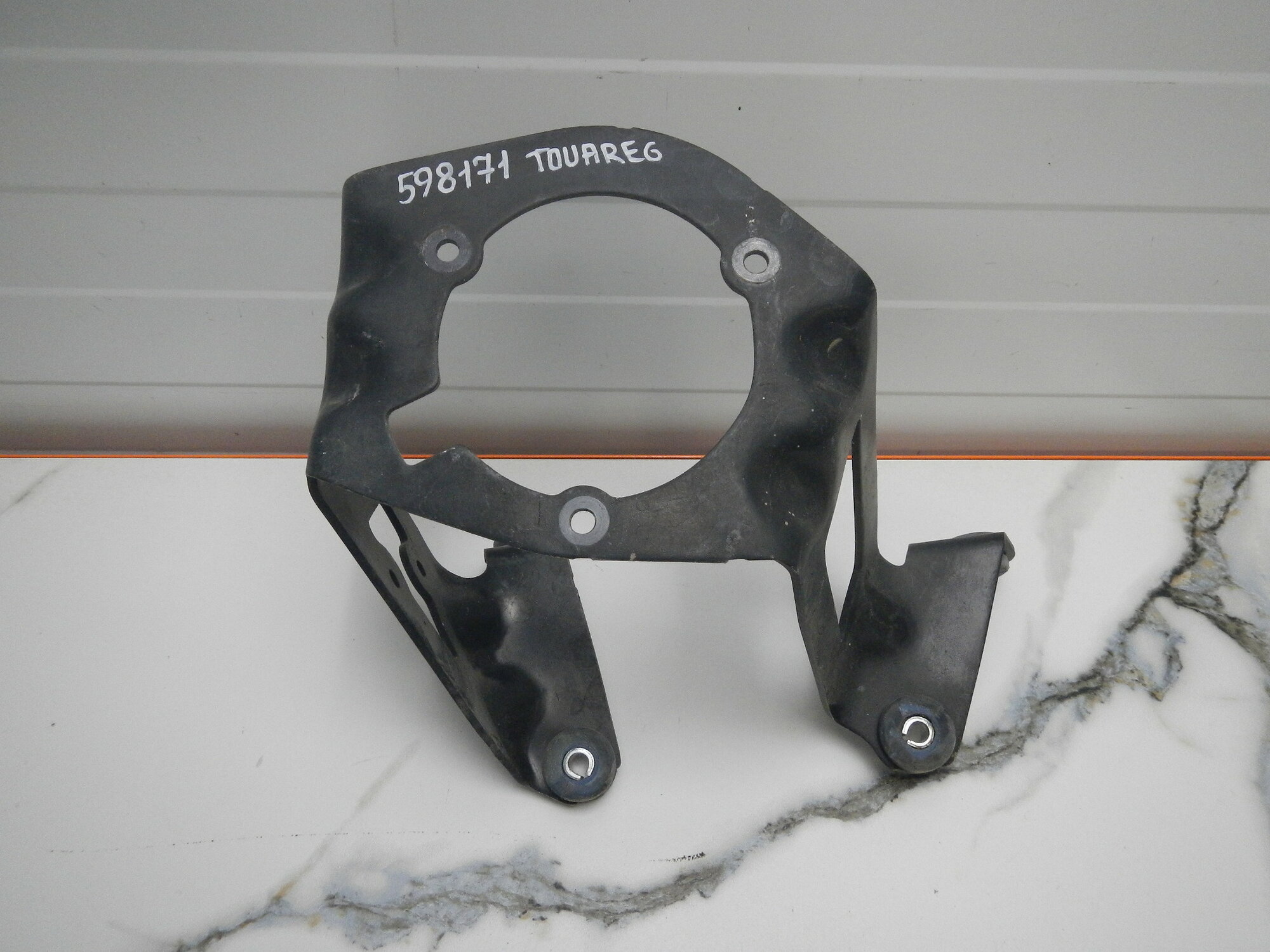 Б/У Кронштейн (сопут.товар), Volkswagen (Фольксваген)-TOUAREG (02-10) VOLKSWAGEN TOUAREG (02-10) воздушного насоса Без по...