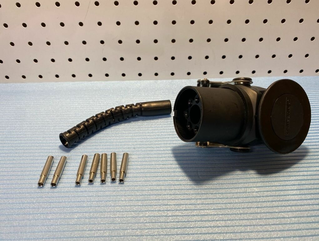 Вилка (штекер) ABS/EBS 24 V 7 полюсов, клеммный зажим MAN DAF RENAULT IVECO KAMAZ MAZ