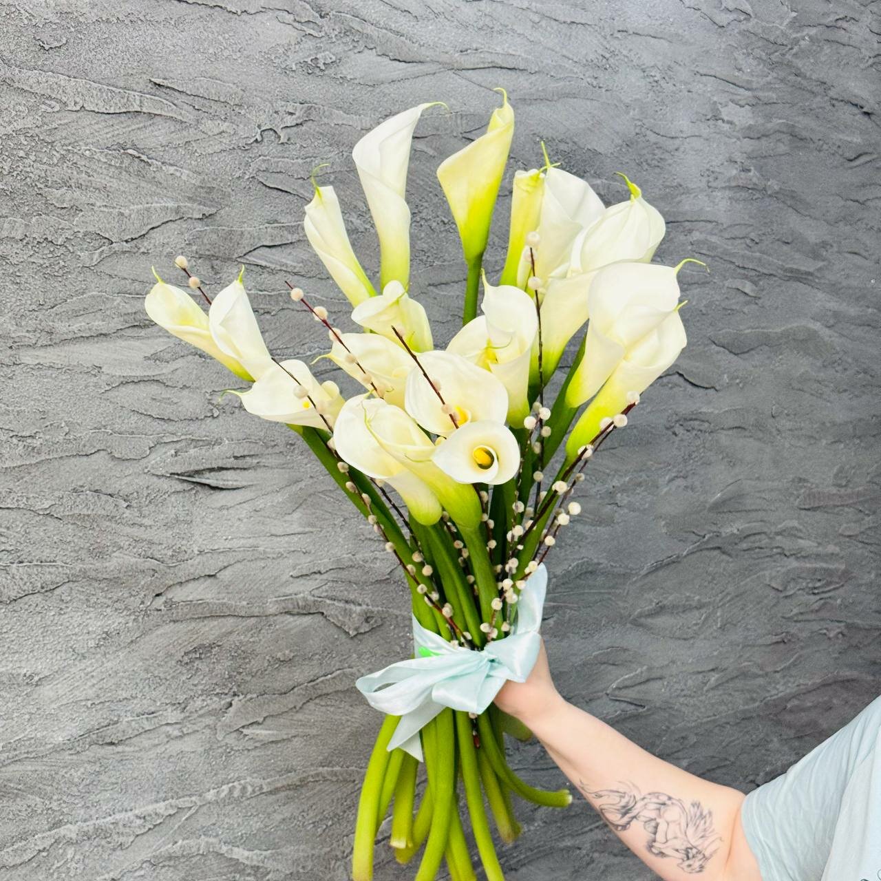 Каллы белые с веточками живой вербы. Пасхальный букет