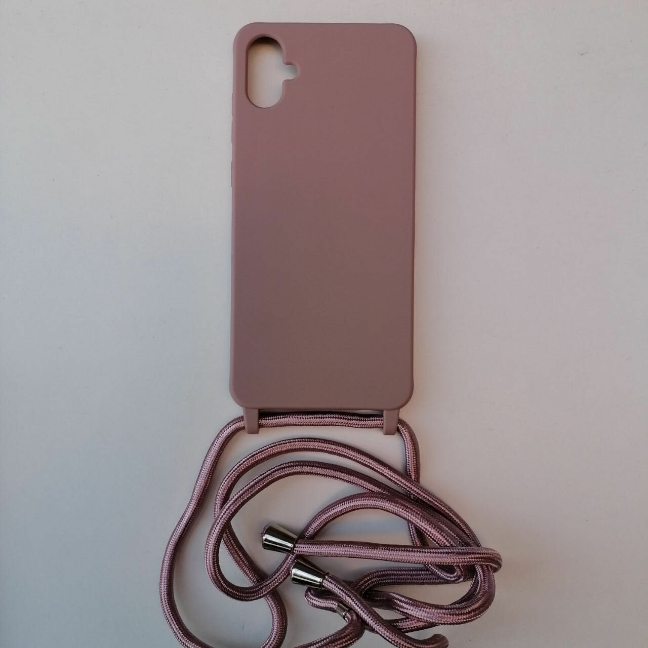 Чехол-накладка для Samsung Galaxy A05 из высокого качества силикона и веревкой-цепочкой на шею.