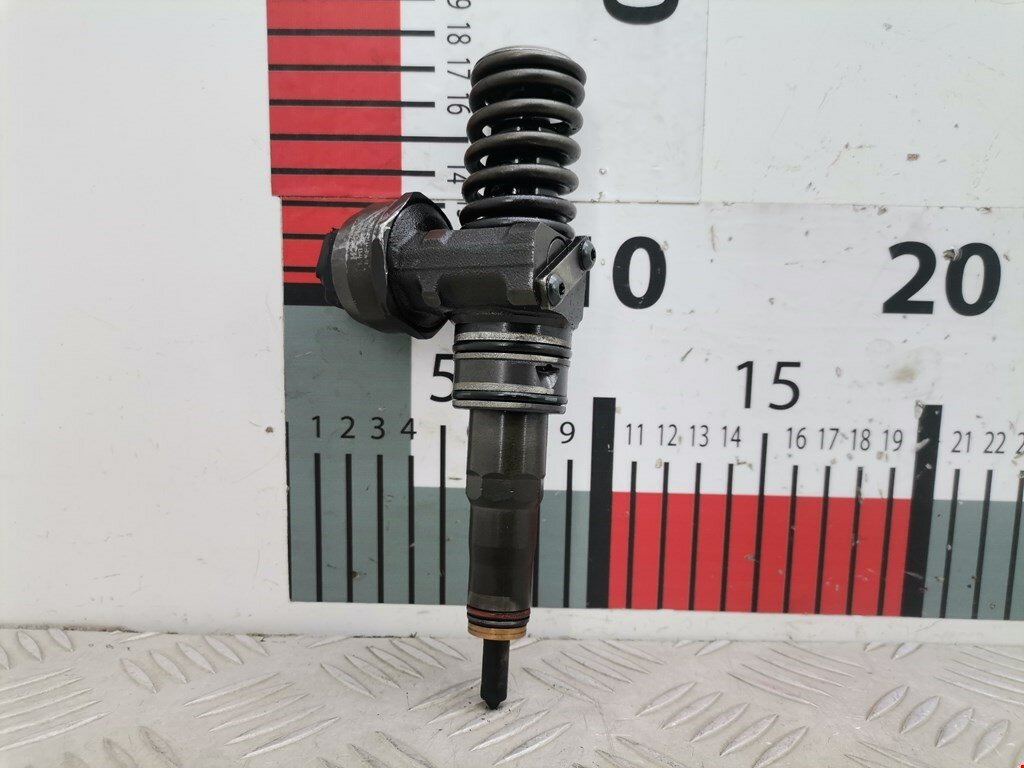 Форсунка дизельная электрическая Volkswagen Polo 4 038130073BP арт. 2220595