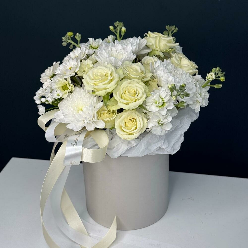 Композиция в шляпной коробке из кустовых роз, хризантемы и маттиолы