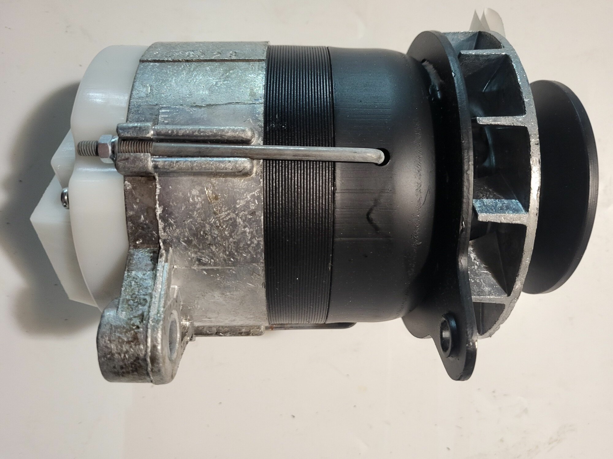 Генератор 460.3701 аналог Г700.00.1 Радиоволна для тракторов марок ЮМЗ, МТЗ и ЛТЗ, а также для моделей МТЗ-50 и МТЗ-52