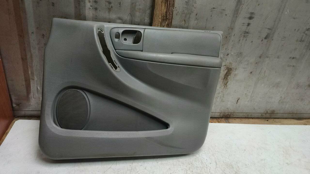 Обшивка двери передней правой Dodge Caravan 4 (2000 - 2007)