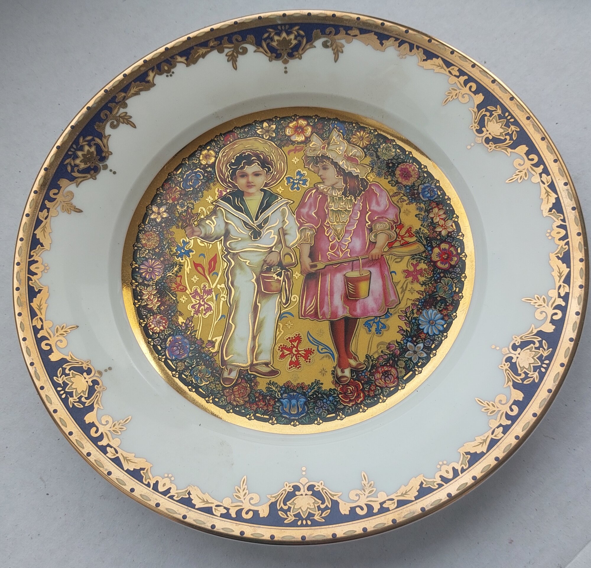 Тарелка с подставкой "Дети, ретро"из премиального костяного фарфора от мастерской А. Флоринского