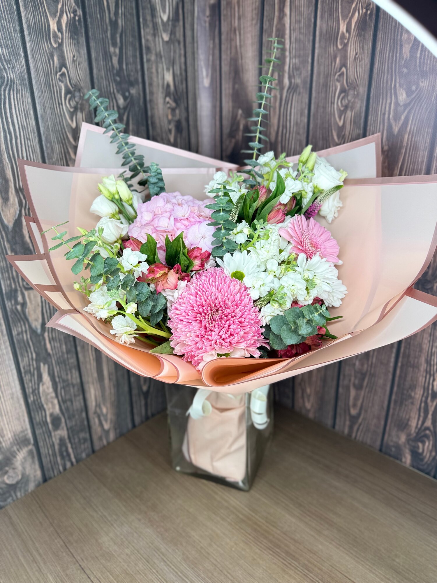 Шикарный сборный букет « дамское счастье» с гортензией, хризантемой, эвкалиптом для мамы, девушки