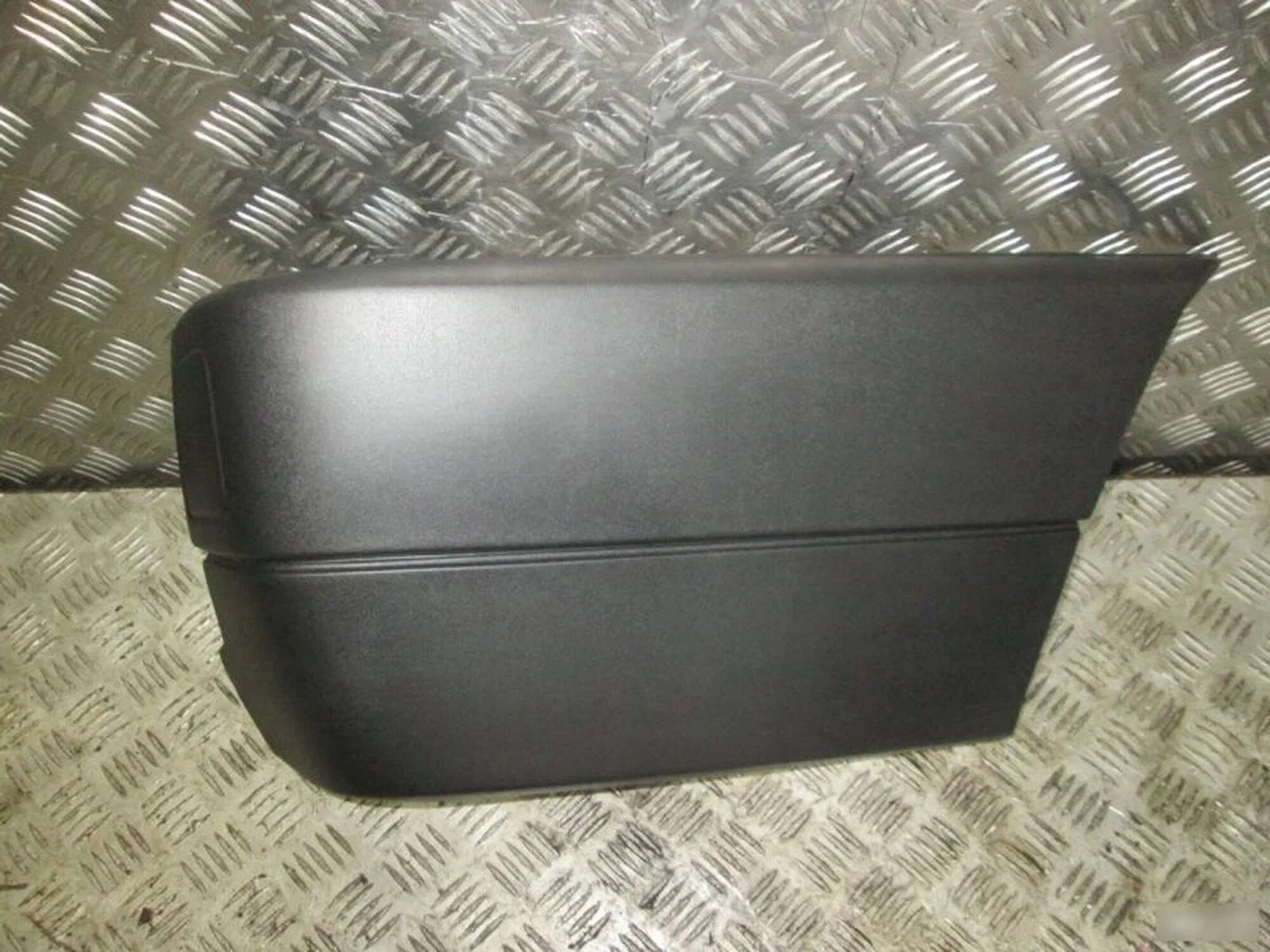 Накладка бампера TYG VG04036PAR, для Volkswagen Transporter T4, правая, черная