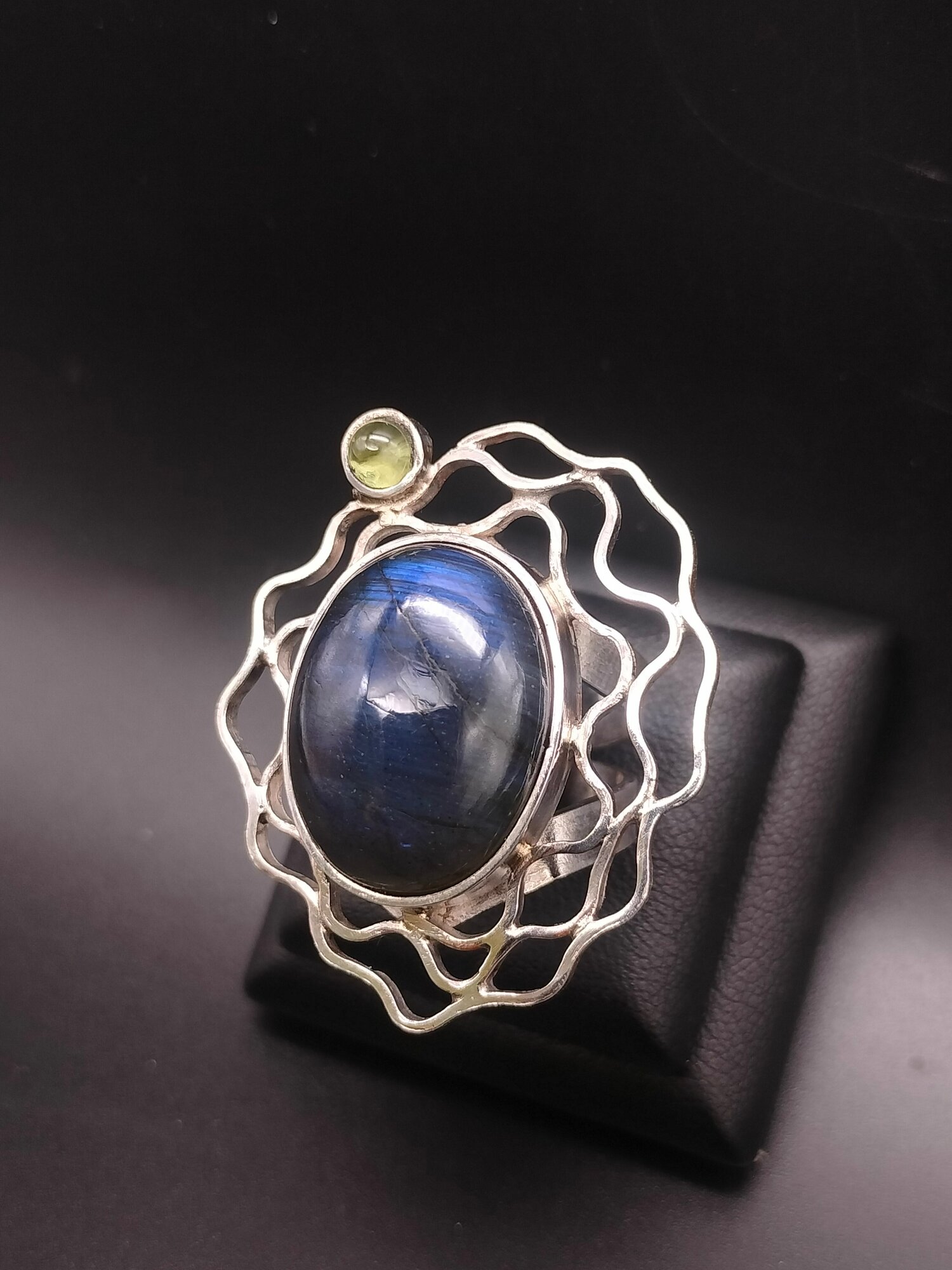 Перстень, серебро, 925 проба, хризолит, лабрадорит