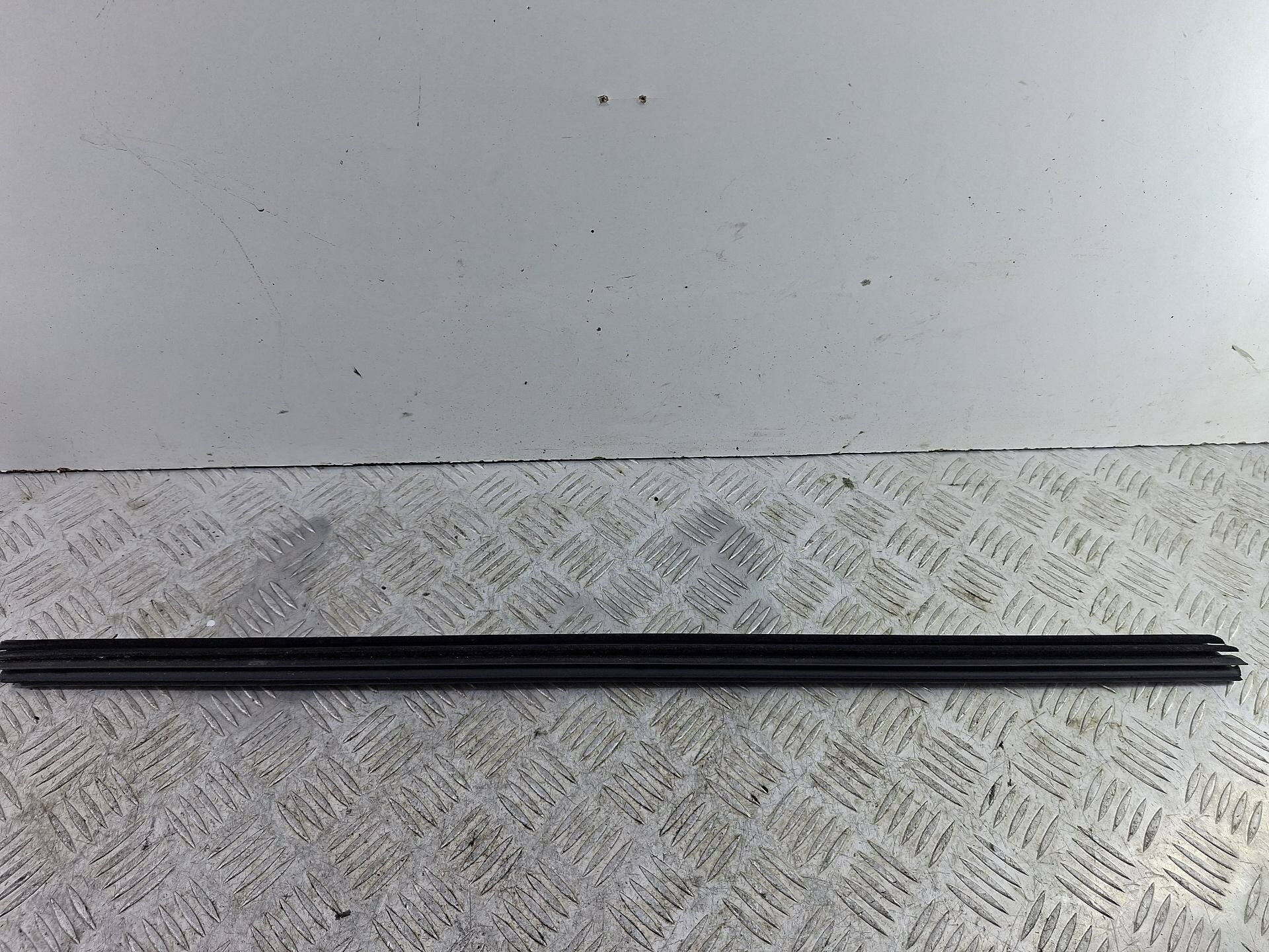 Уплотнитель стекла двери передний правый Skoda Octavia 3 2016 5E0837479480
