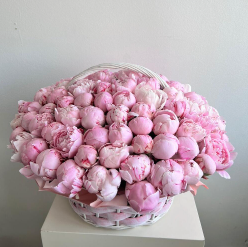 Пионы в корзине 101 шт