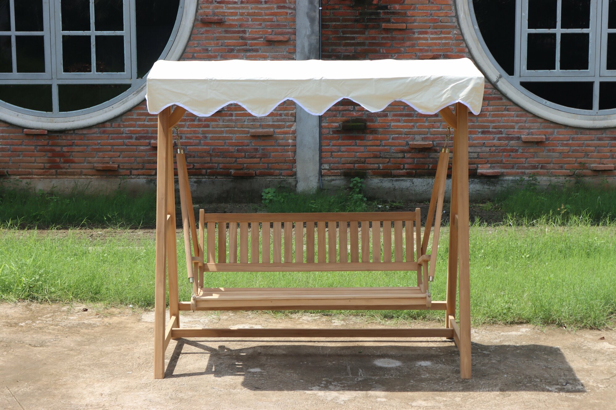 Качели с навесом из тика