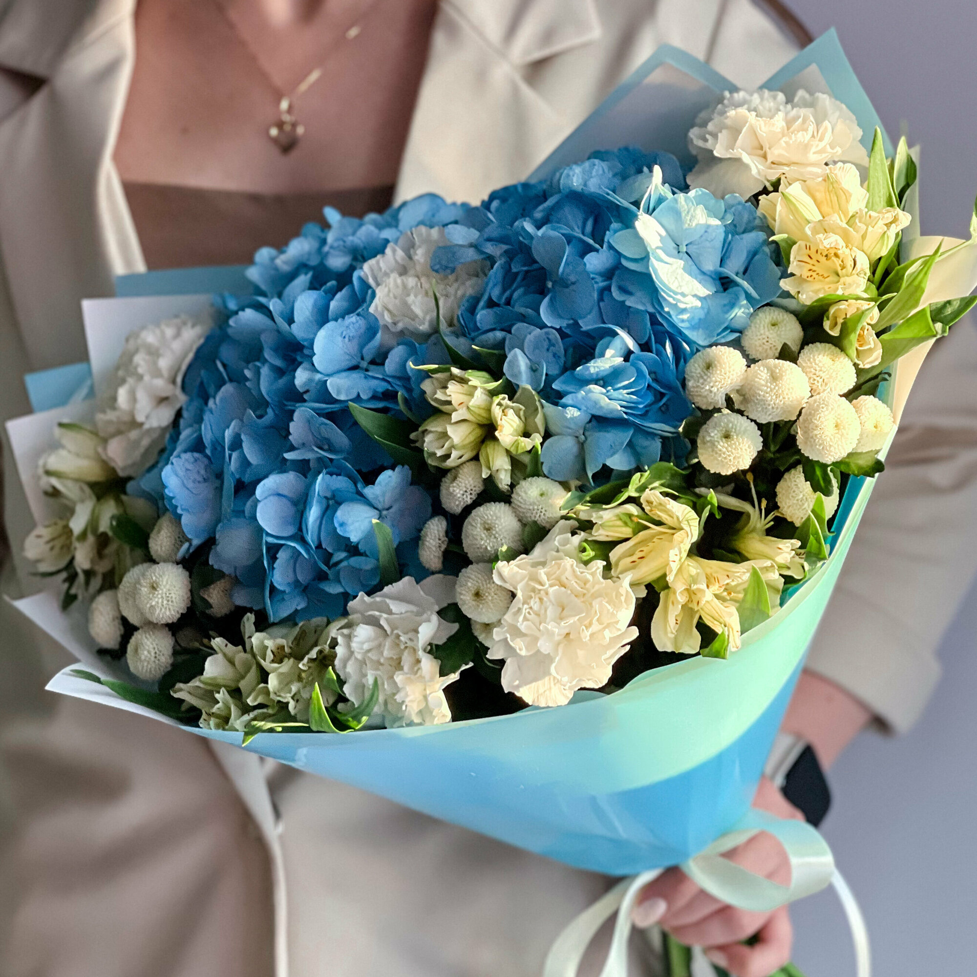 Букет в голубой гамме с Гортензией альстромерией
