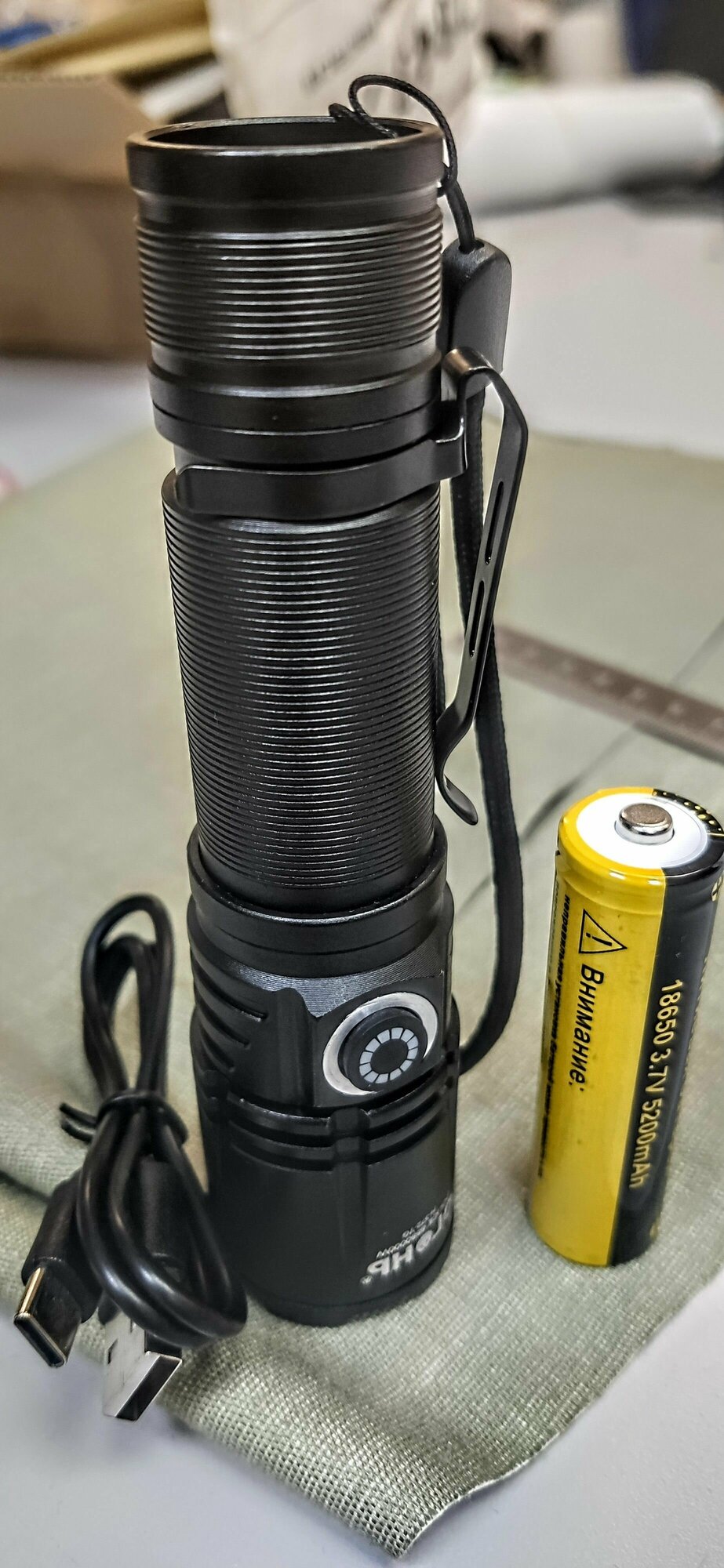 Перезаряжаемый светодиодный фонарь крепление на карман 1000м (белый лазер)