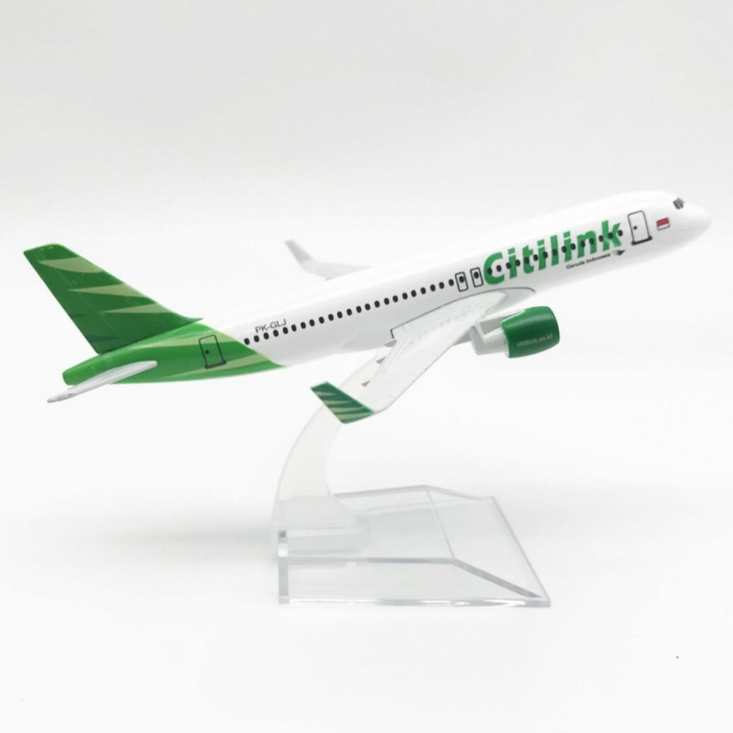Модель самолета из Индонезии Liancheng Airlines 320 / Индонезийские авиалинии - 16см