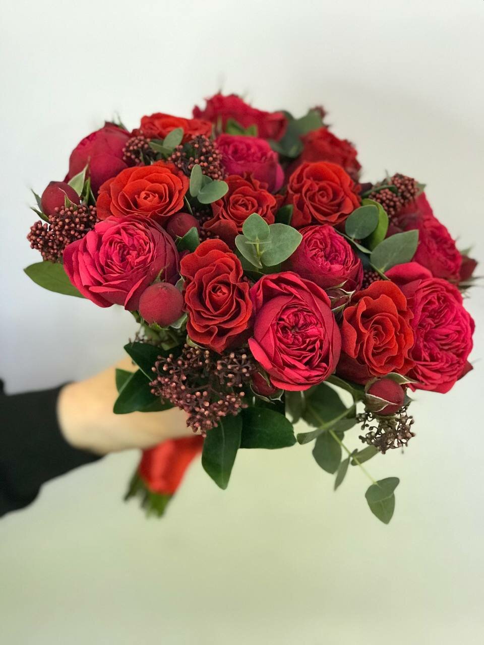 Букет невесты из красных роз «Любовь» - M (до 35 см)