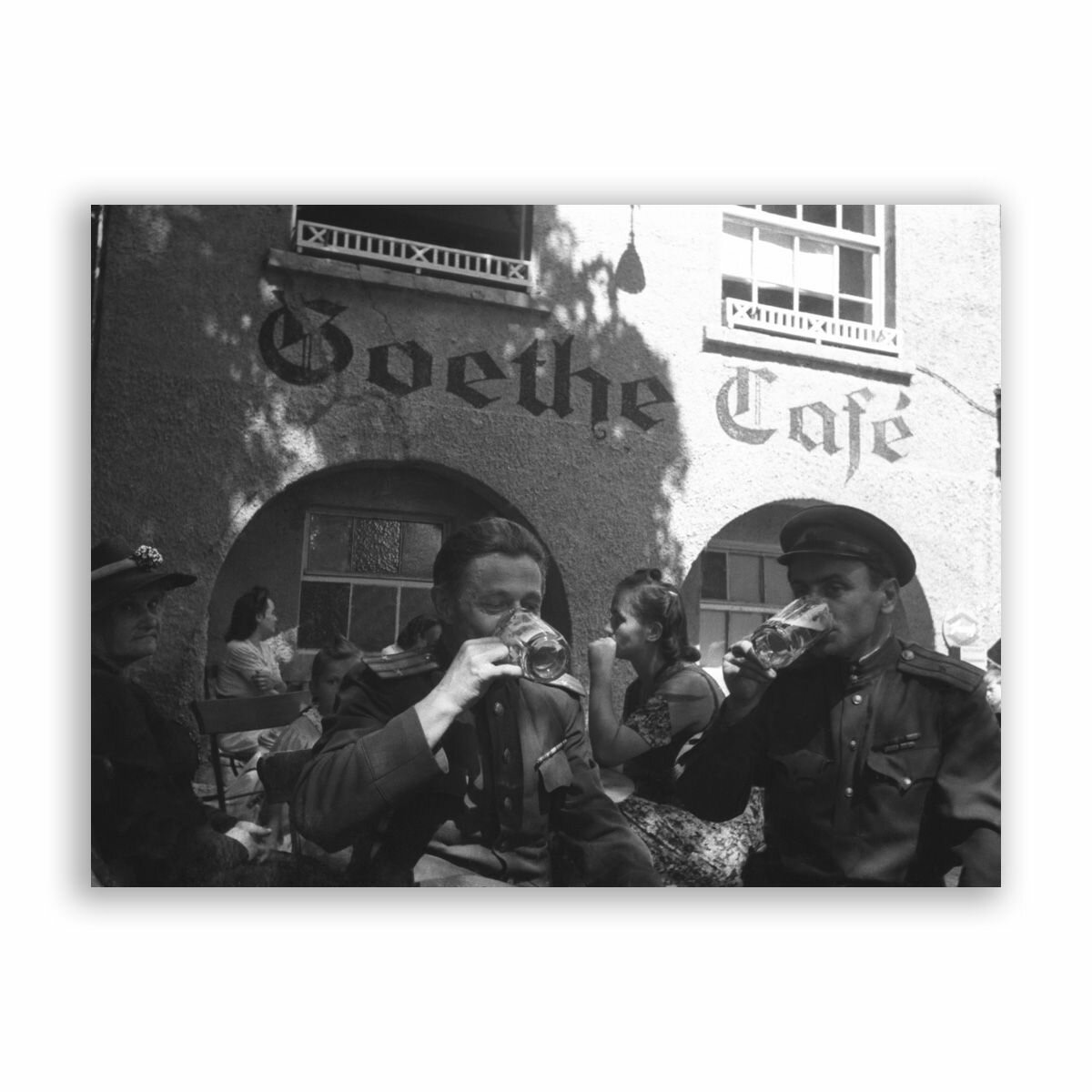 Советский постер, плакат на бумаге / Воины-победители пробуют пиво. Германия, 1945 / Размер 40 x 53 см