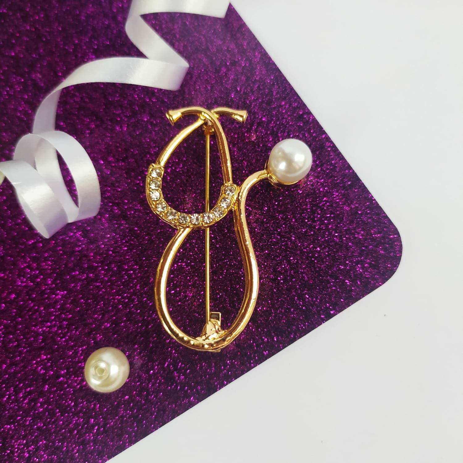 Брошь, пластик, стразы