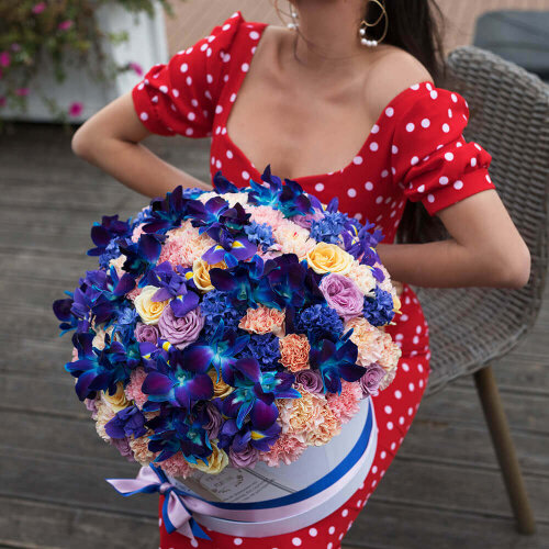 Букет цветов Венера в цветах "Голубая лагуна", 101 цветок, коробка, круглый