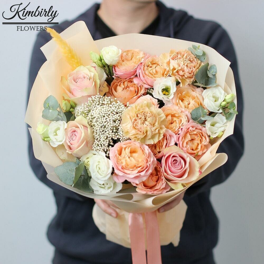 Букет живых цветов из роз Афина, озотамнуса, гвоздик, эустомы, эвкалипта, цвет розовый, персиковый, кустовые пионовидные розы Джульетта арт 38