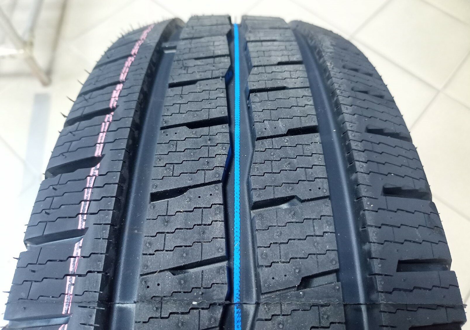 195/70 R-15C Aplus A869 104/102R