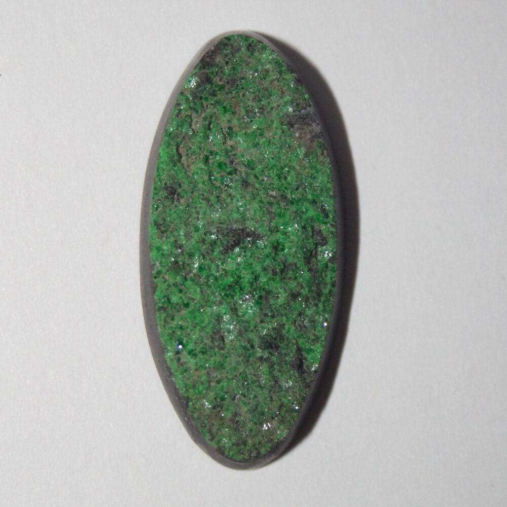 Уваровит кабошон, натуральный камень, 30х14х4 мм, Урал (Сараны), «True Stones»